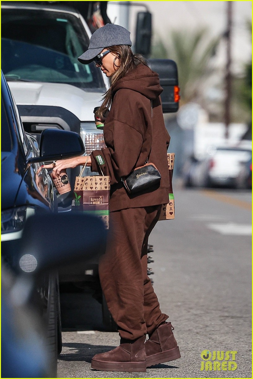 Jessica Alba Sparks Split Speculation By Going Ringless & Sharing ...