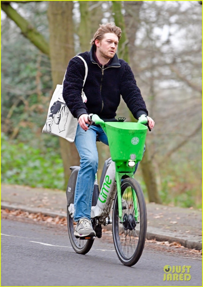 Joe Alwyn Goes for Post-Christmas Bike Ride in London: Photo 5110765 | Photos | Just Jared ...