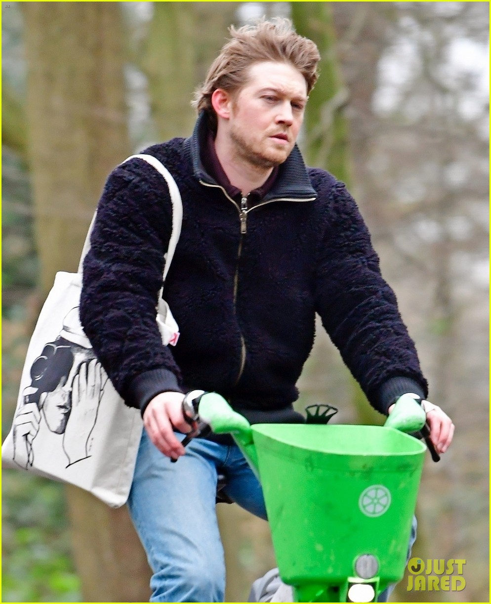 Joe Alwyn Goes for Post-Christmas Bike Ride in London: Photo 5110768 | Photos | Just Jared ...