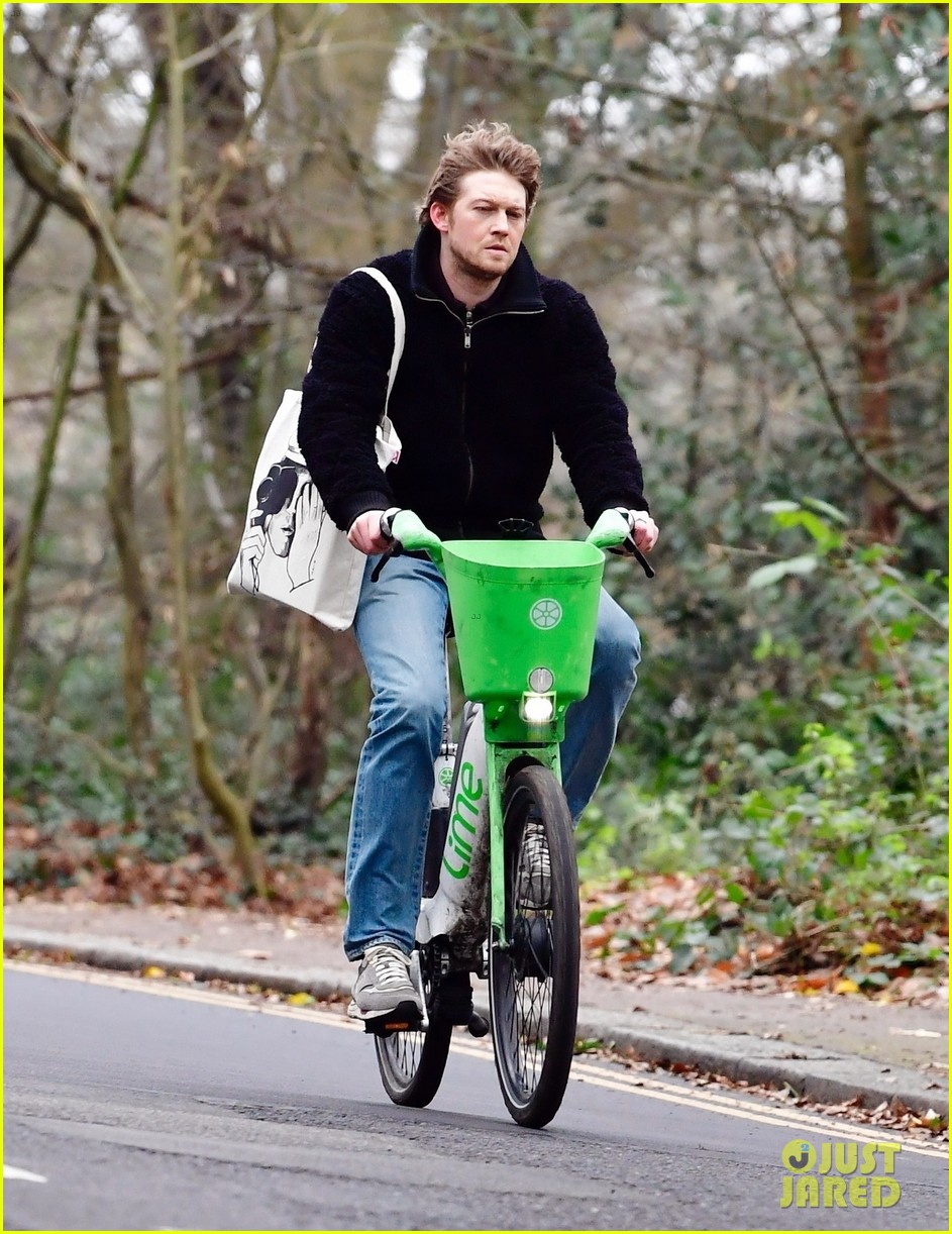 Joe Alwyn Goes for Post-Christmas Bike Ride in London: Photo 5110769 | Photos | Just Jared ...