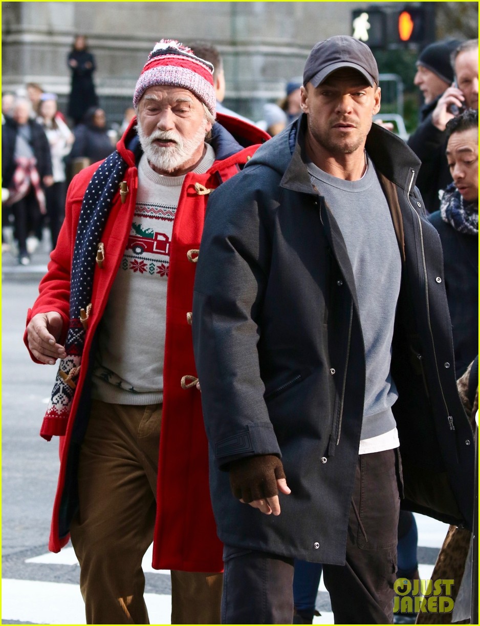 Arnold Schwarzenegger Channels Santa Claus on 'Man with the Bag' Set ...