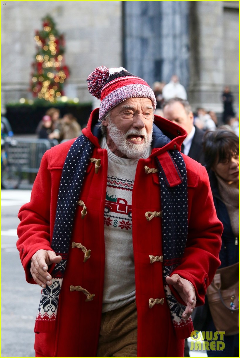 Arnold Schwarzenegger Channels Santa Claus on 'Man with the Bag' Set ...