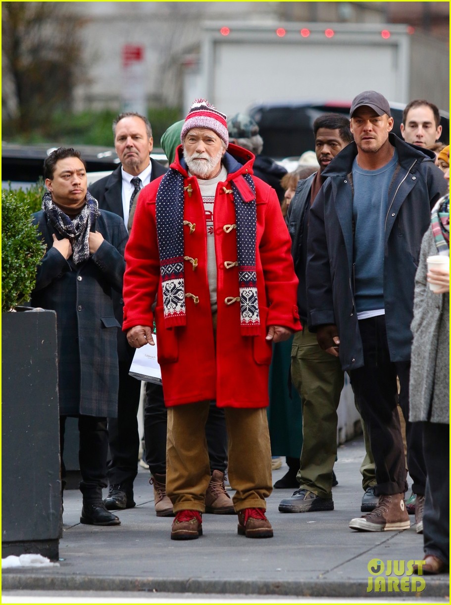 Arnold Schwarzenegger Channels Santa Claus on 'Man with the Bag' Set ...