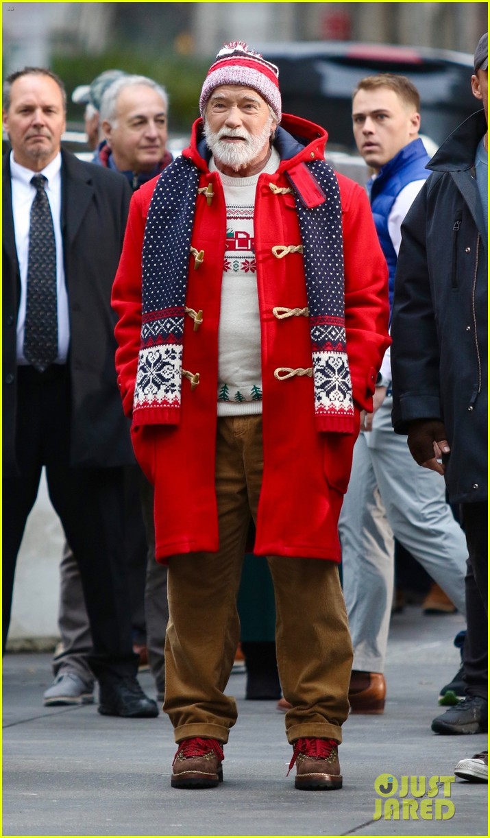 Arnold Schwarzenegger Channels Santa Claus on 'Man with the Bag' Set ...