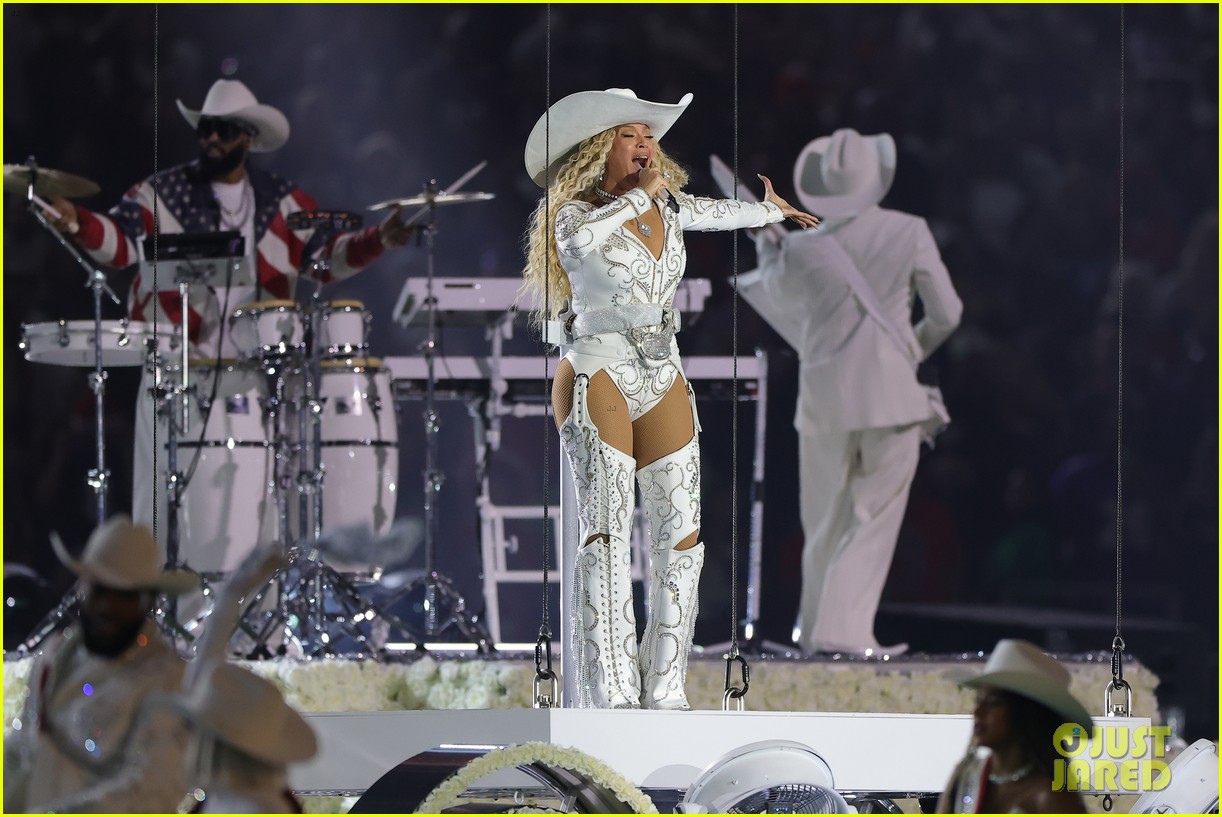 Blue Ivy Carter Dances with Mom Beyonce During Christmas Halftime Show!: Photo 5110629 | Beyonce ...
