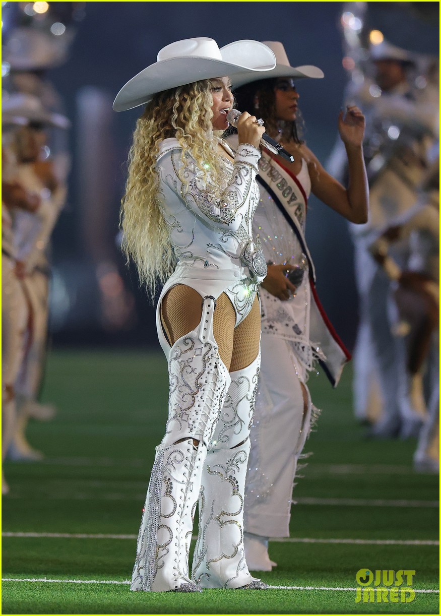 Blue Ivy Carter Dances with Mom Beyonce During Christmas Halftime Show!: Photo 5110632 | Beyonce ...
