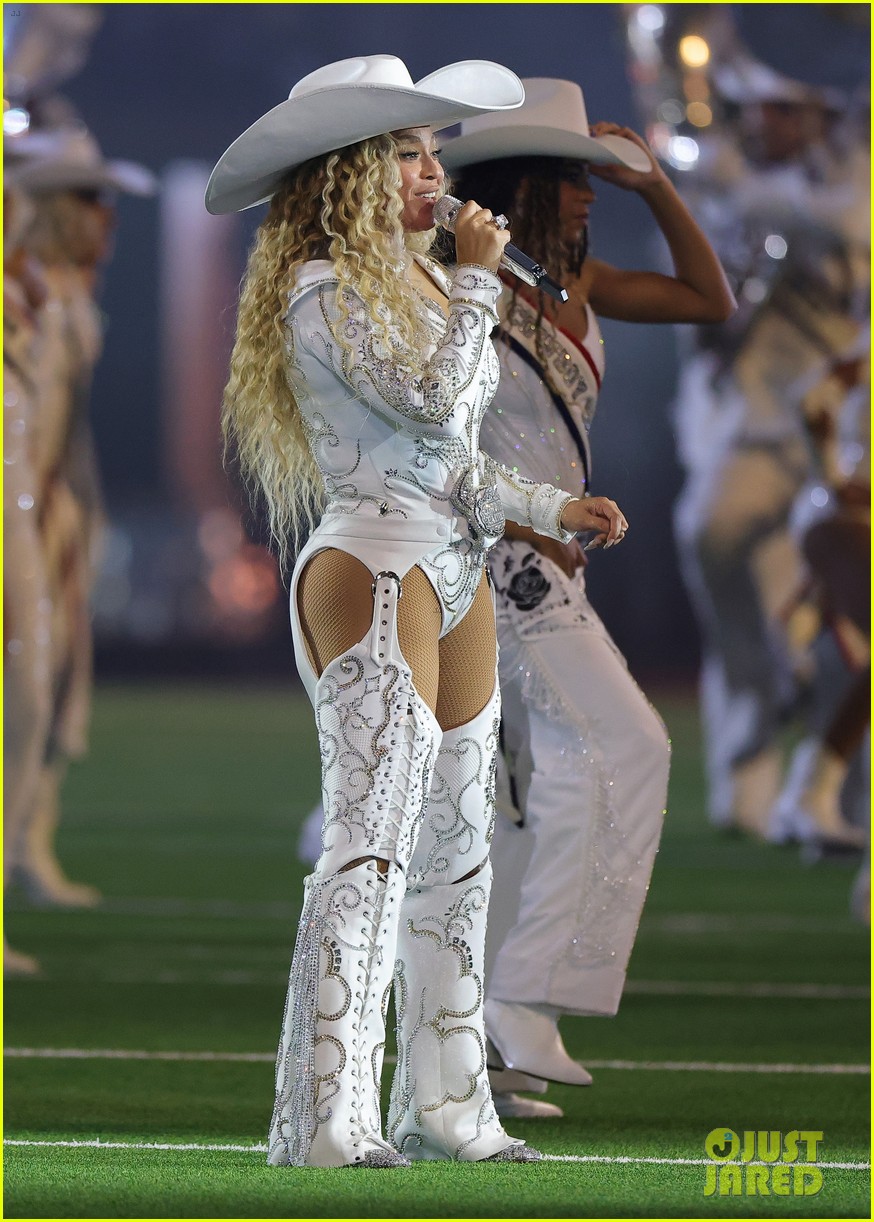 Blue Ivy Carter Dances with Mom Beyonce During Christmas Halftime Show!: Photo 5110633 | Beyonce ...