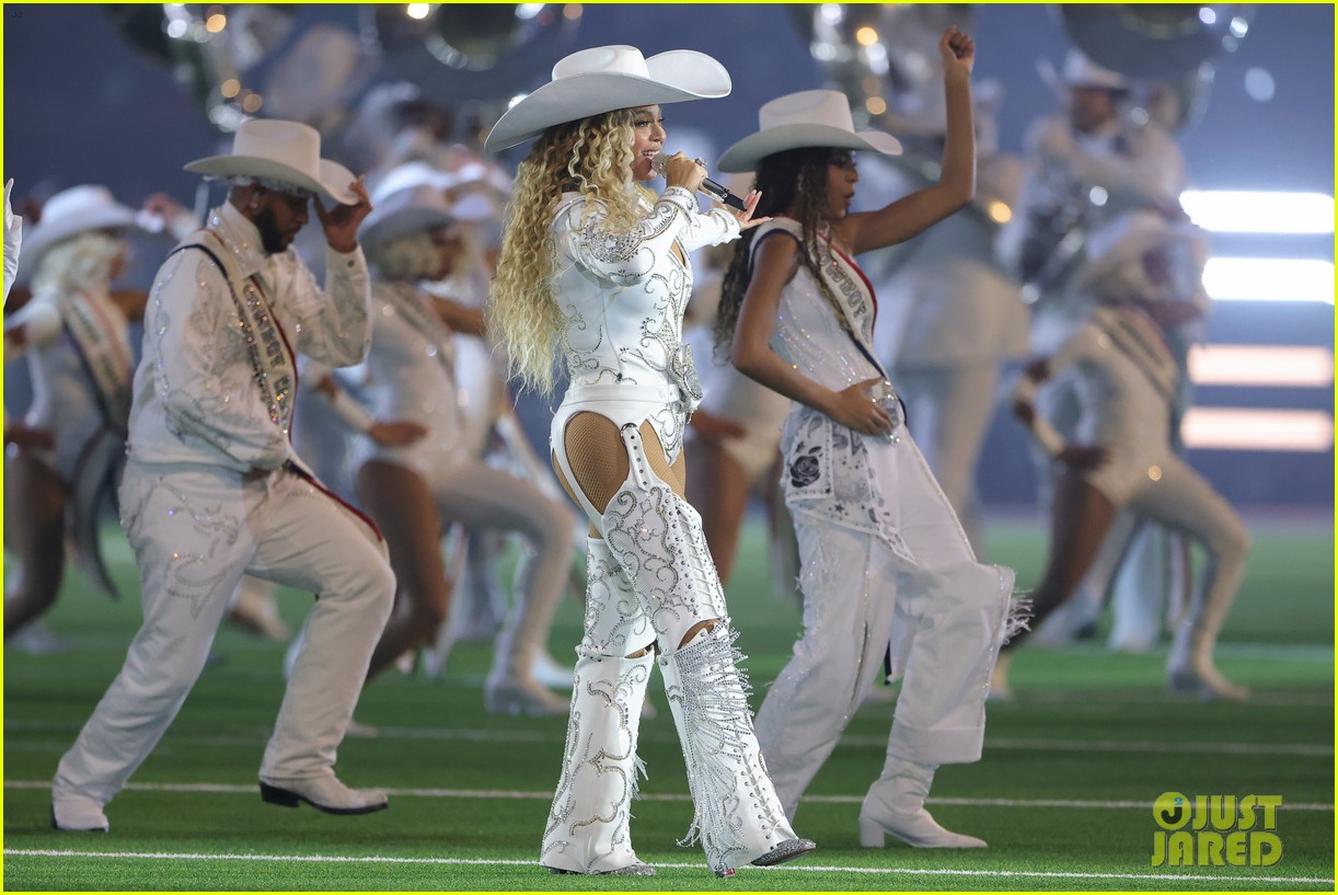 Blue Ivy Carter Dances with Mom Beyonce During Christmas Halftime Show!: Photo 5110634 | Beyonce ...