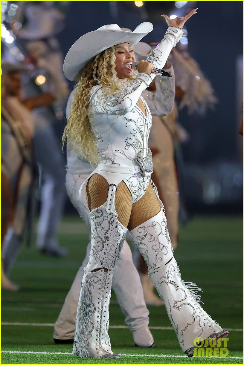 Blue Ivy Carter Dances with Mom Beyonce During Christmas Halftime Show!: Photo 5110635 | Beyonce ...