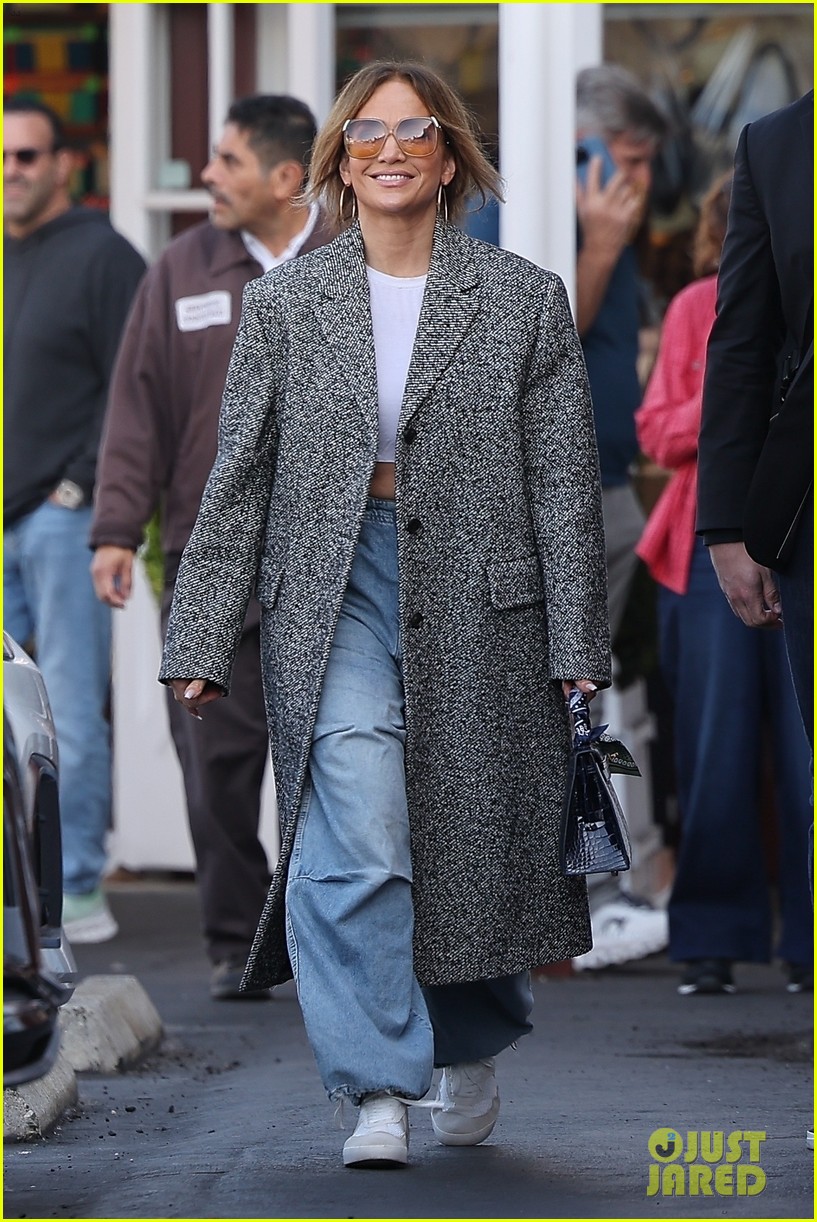 Jennifer Lopez Looks Chic While Completing Some Last-Minute Holiday ...