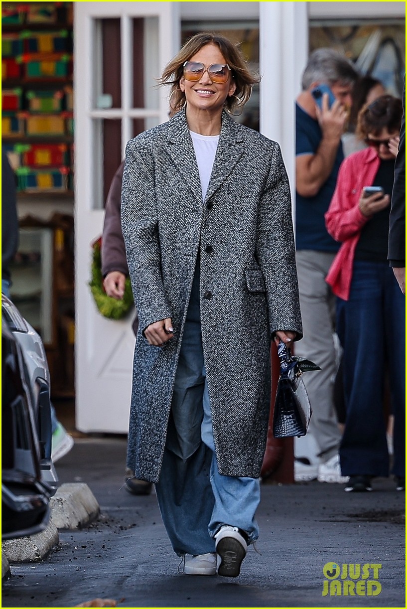 Jennifer Lopez Looks Chic While Completing Some Last-Minute Holiday ...