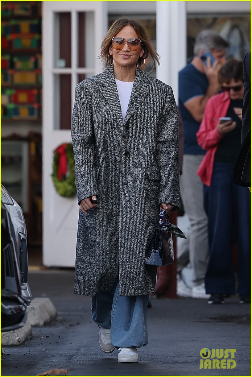 Jennifer Lopez Looks Chic While Completing Some Last-Minute Holiday ...