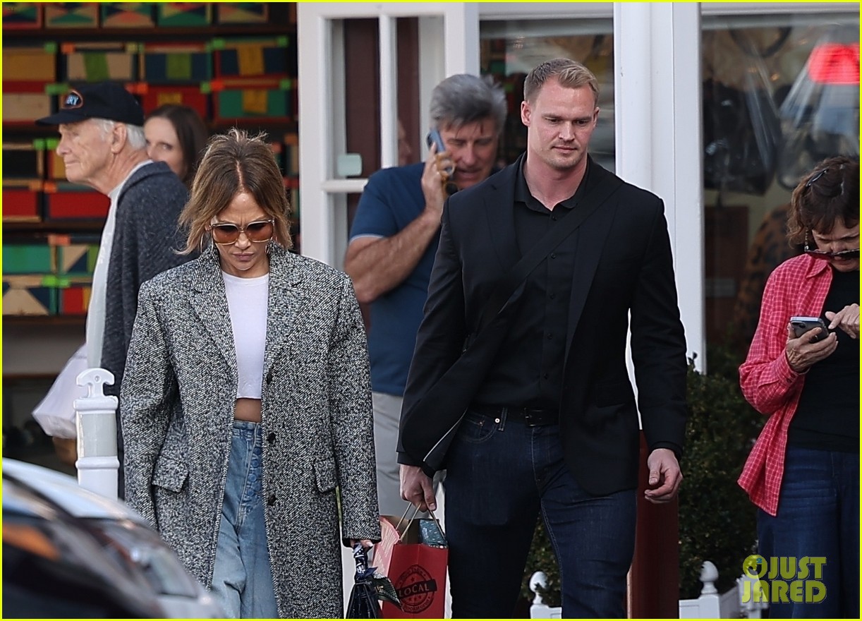 Jennifer Lopez Looks Chic While Completing Some Last-Minute Holiday ...