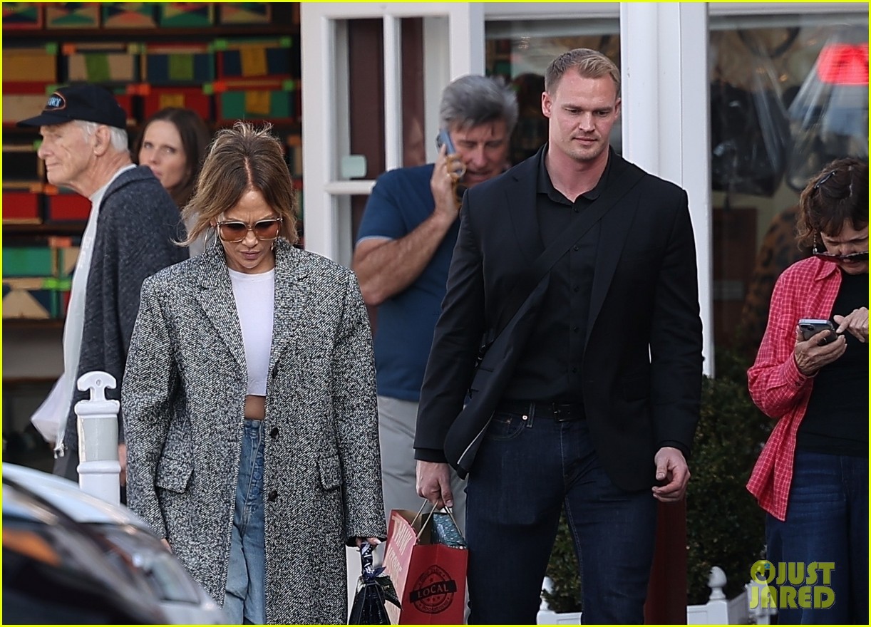 Jennifer Lopez Looks Chic While Completing Some Last-Minute Holiday ...