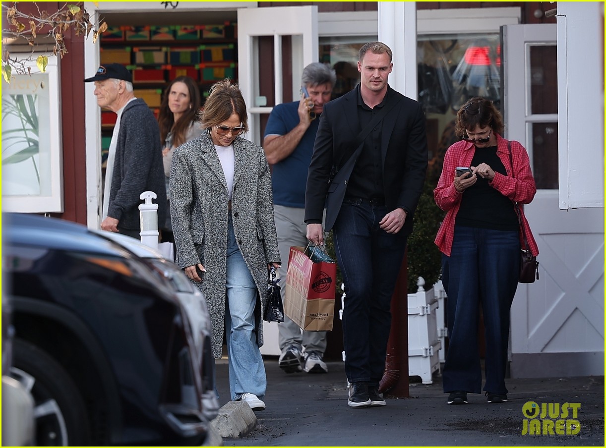 Jennifer Lopez Looks Chic While Completing Some Last-Minute Holiday ...