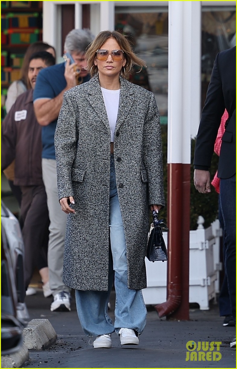 Jennifer Lopez Looks Chic While Completing Some Last-Minute Holiday ...