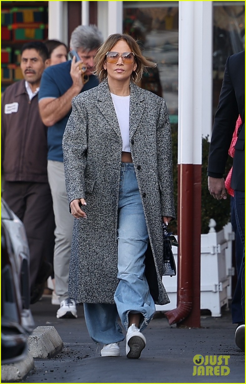 Jennifer Lopez Looks Chic While Completing Some Last-Minute Holiday ...