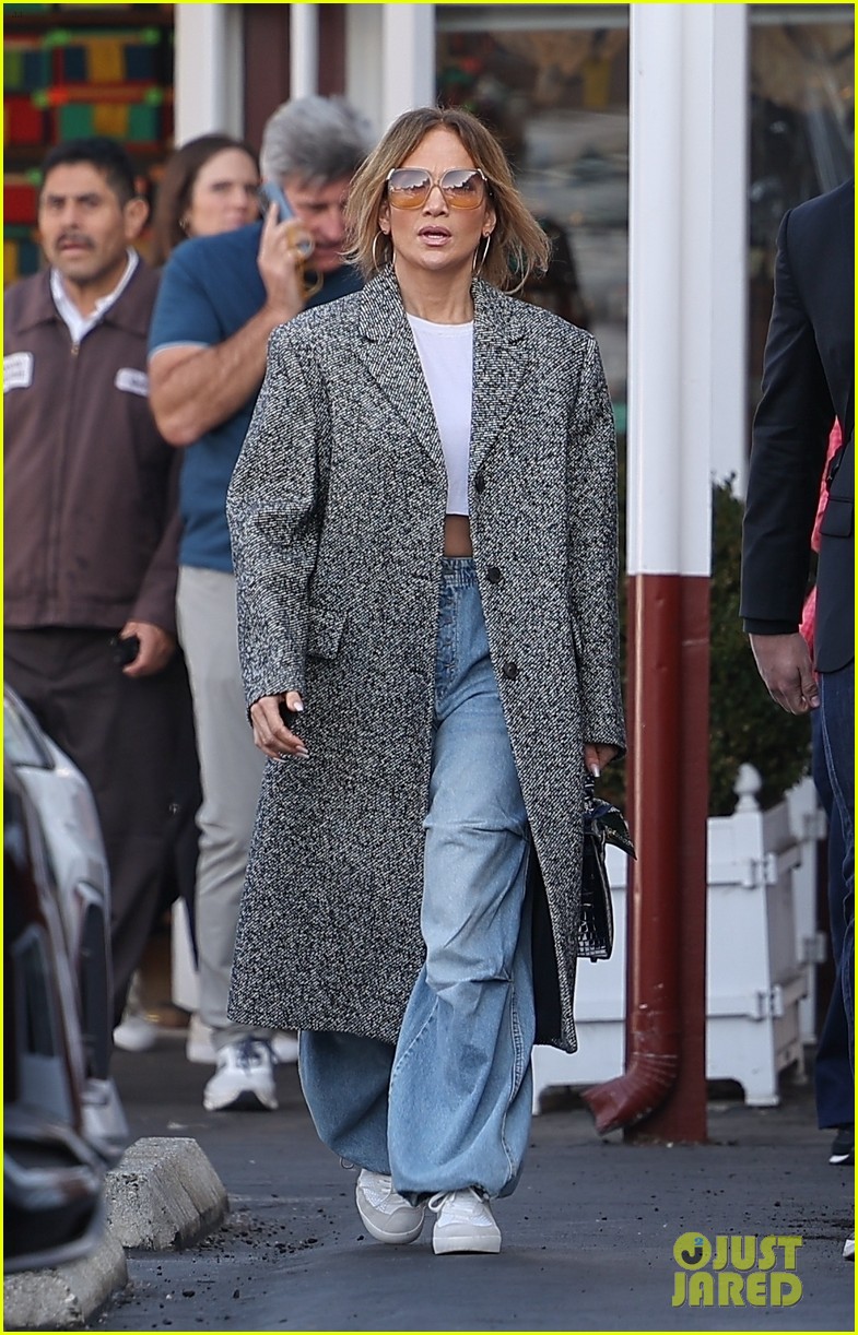 Jennifer Lopez Looks Chic While Completing Some Last-Minute Holiday ...