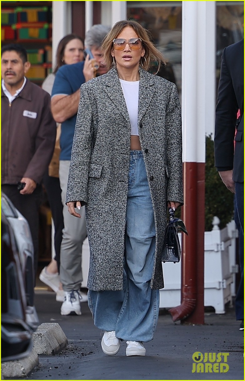 Jennifer Lopez Looks Chic While Completing Some Last-Minute Holiday ...