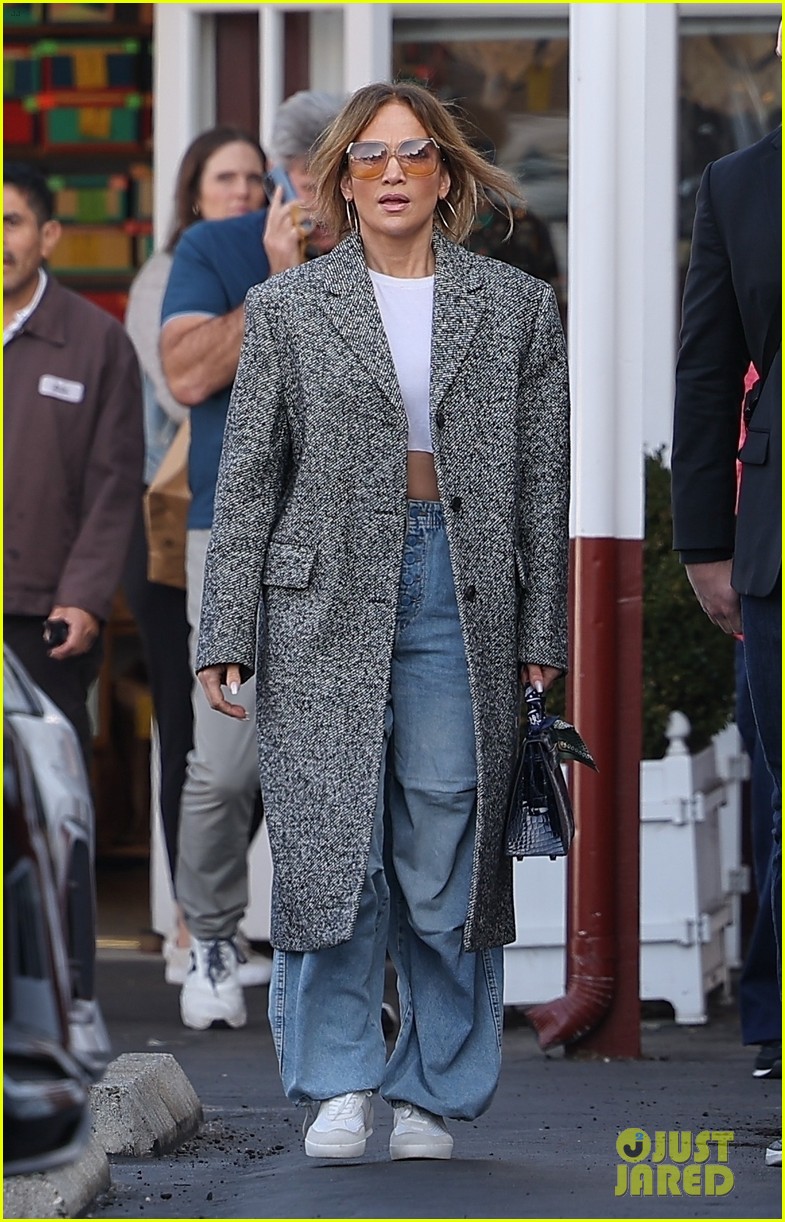 Jennifer Lopez Looks Chic While Completing Some Last-Minute Holiday ...