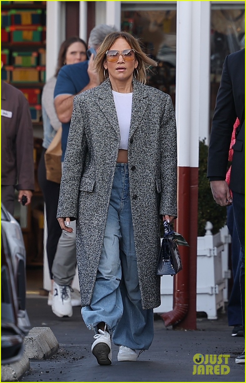 Jennifer Lopez Looks Chic While Completing Some Last-Minute Holiday ...