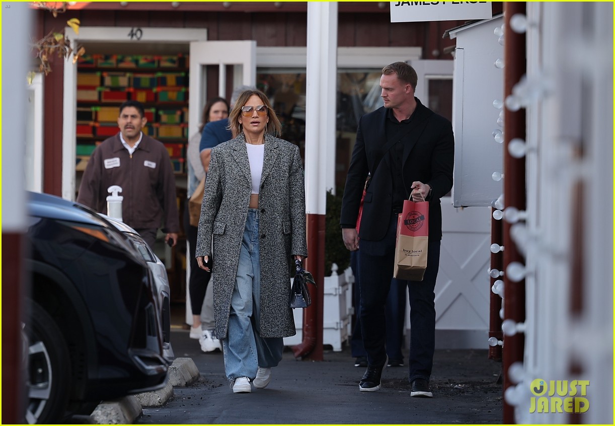 Jennifer Lopez Looks Chic While Completing Some Last-Minute Holiday ...