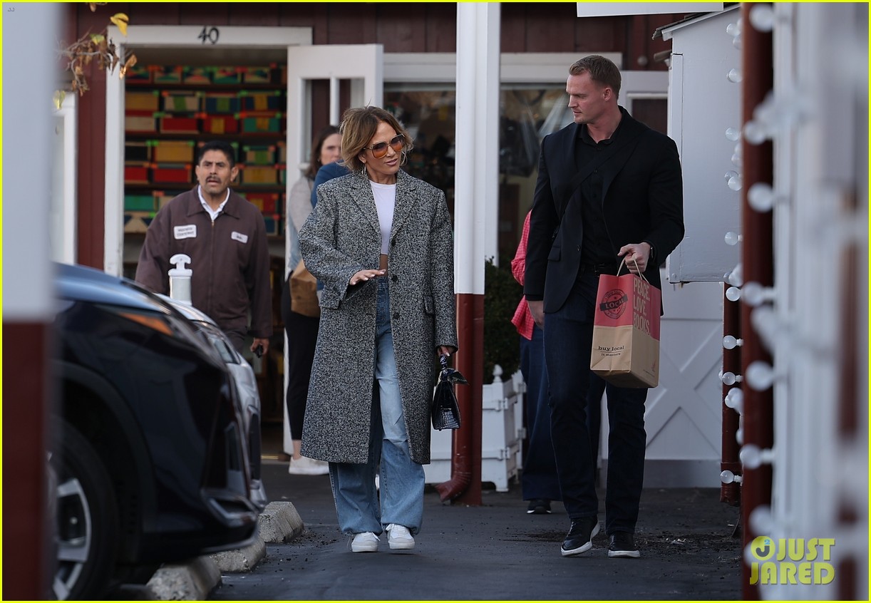 Jennifer Lopez Looks Chic While Completing Some Last-Minute Holiday ...