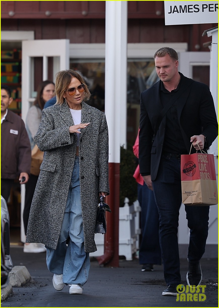 Jennifer Lopez Looks Chic While Completing Some Last-Minute Holiday ...