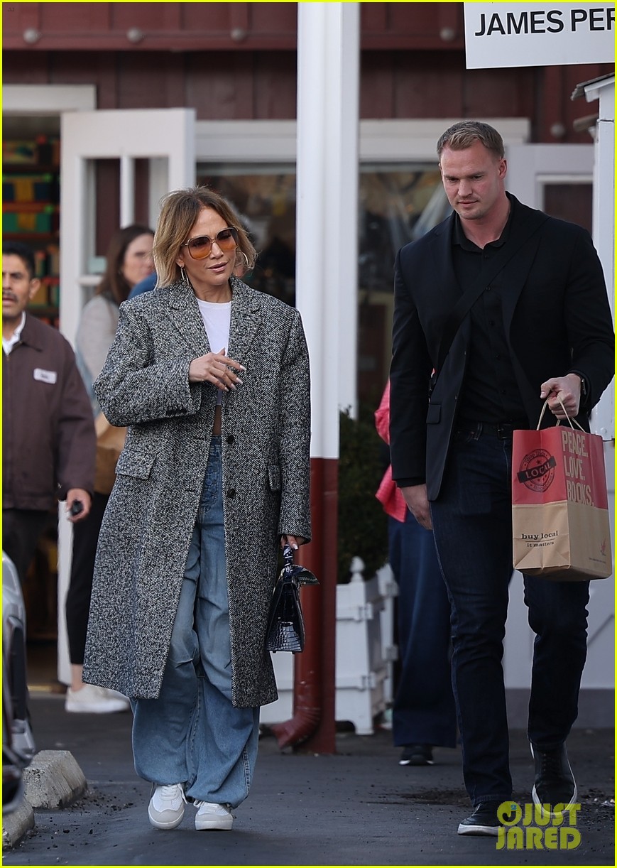 Jennifer Lopez Looks Chic While Completing Some Last-Minute Holiday ...