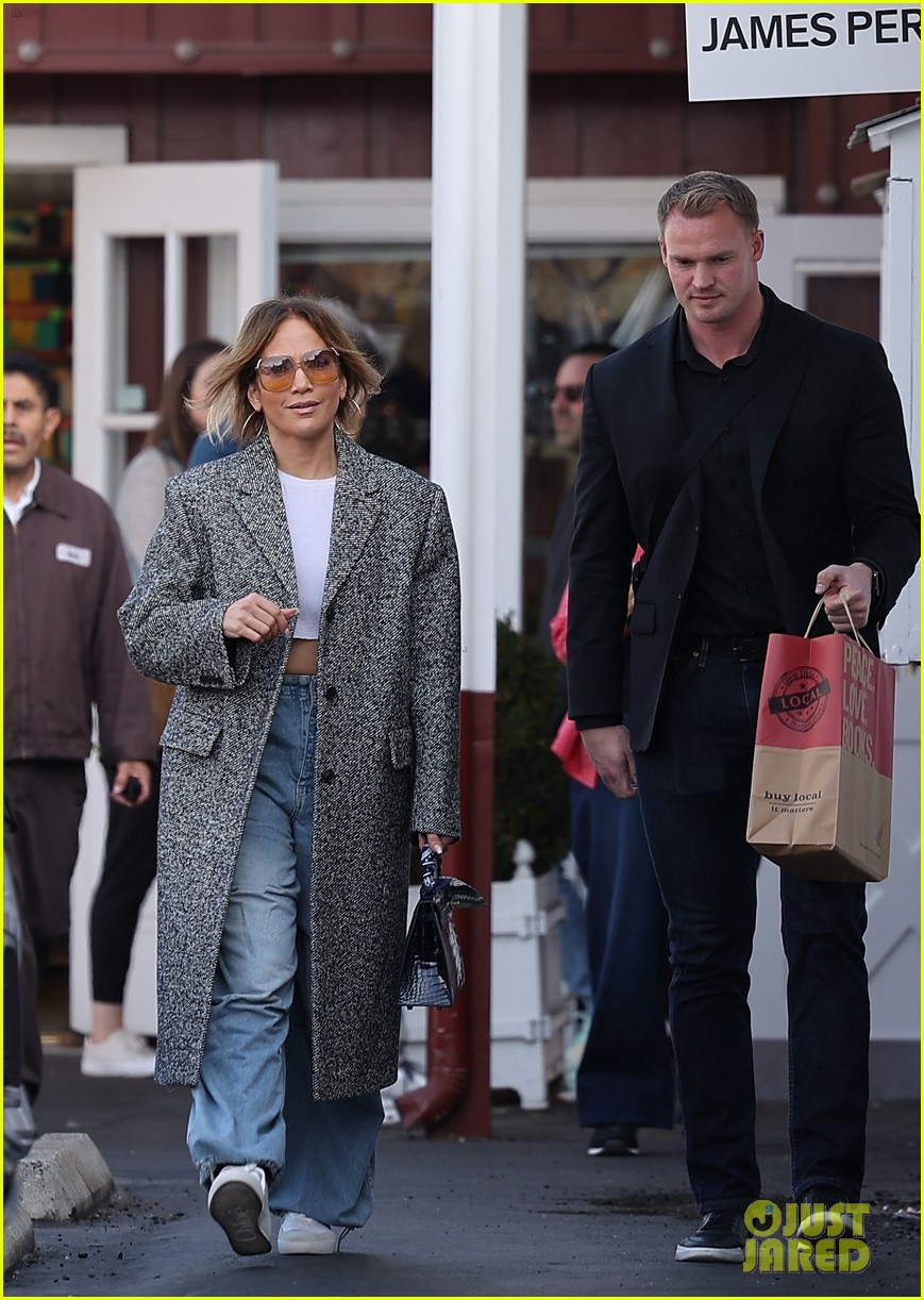 Jennifer Lopez Looks Chic While Completing Some Last-Minute Holiday ...