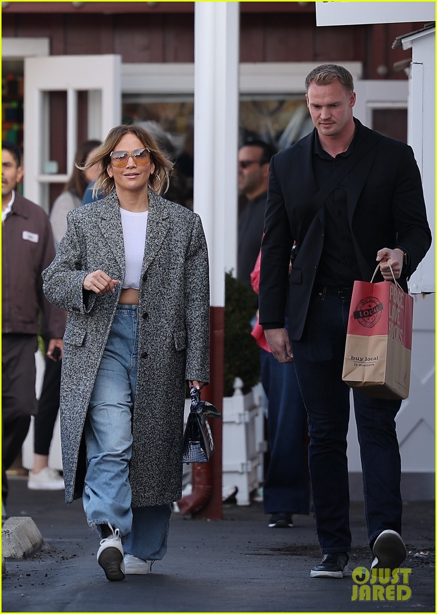 Jennifer Lopez Looks Chic While Completing Some Last-Minute Holiday ...