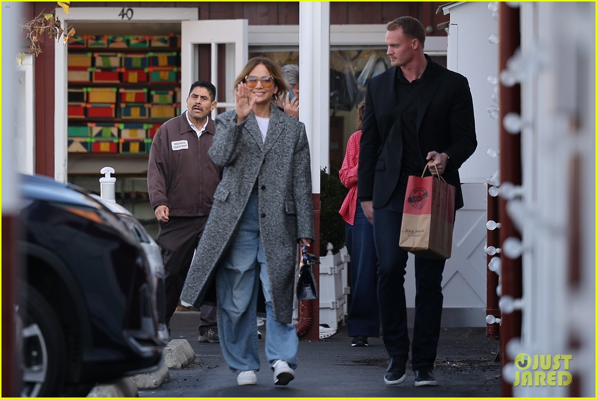 Jennifer Lopez Looks Chic While Completing Some Last-Minute Holiday ...