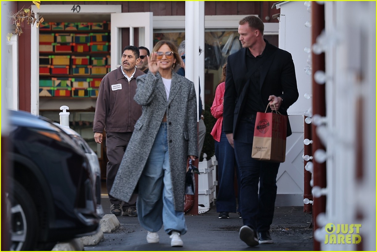 Jennifer Lopez Looks Chic While Completing Some Last-Minute Holiday ...