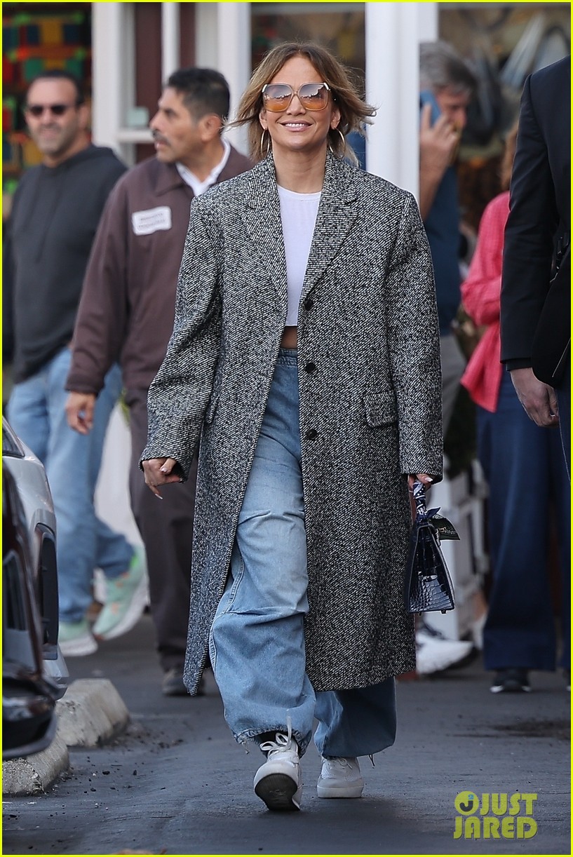 Jennifer Lopez Looks Chic While Completing Some Last-Minute Holiday ...