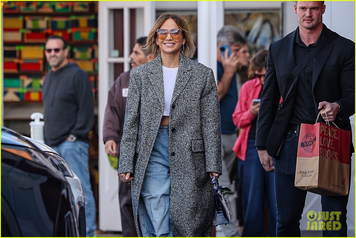 Jennifer Lopez Looks Chic While Completing Some Last-Minute Holiday ...