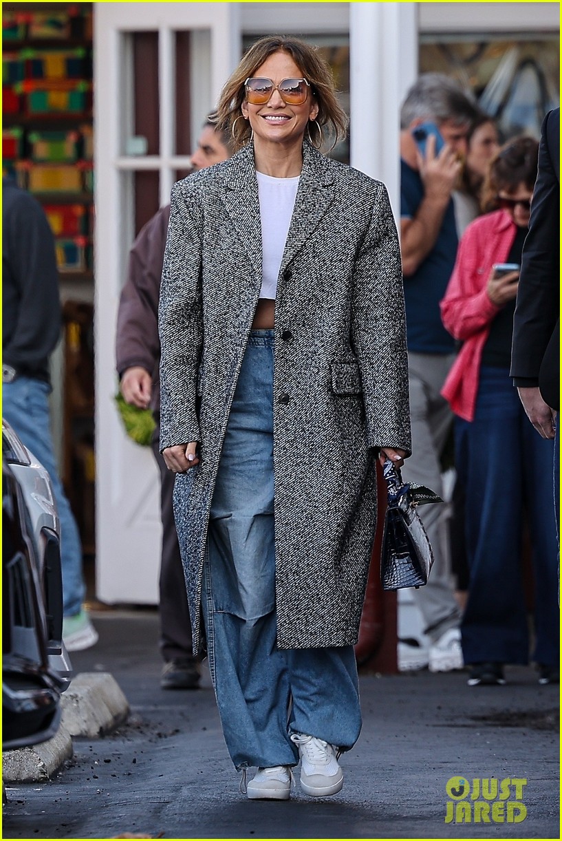 Jennifer Lopez Looks Chic While Completing Some Last-Minute Holiday ...