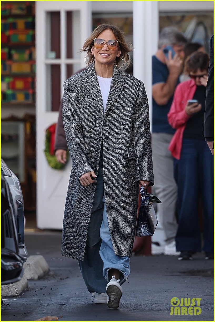 Jennifer Lopez Looks Chic While Completing Some Last-Minute Holiday ...