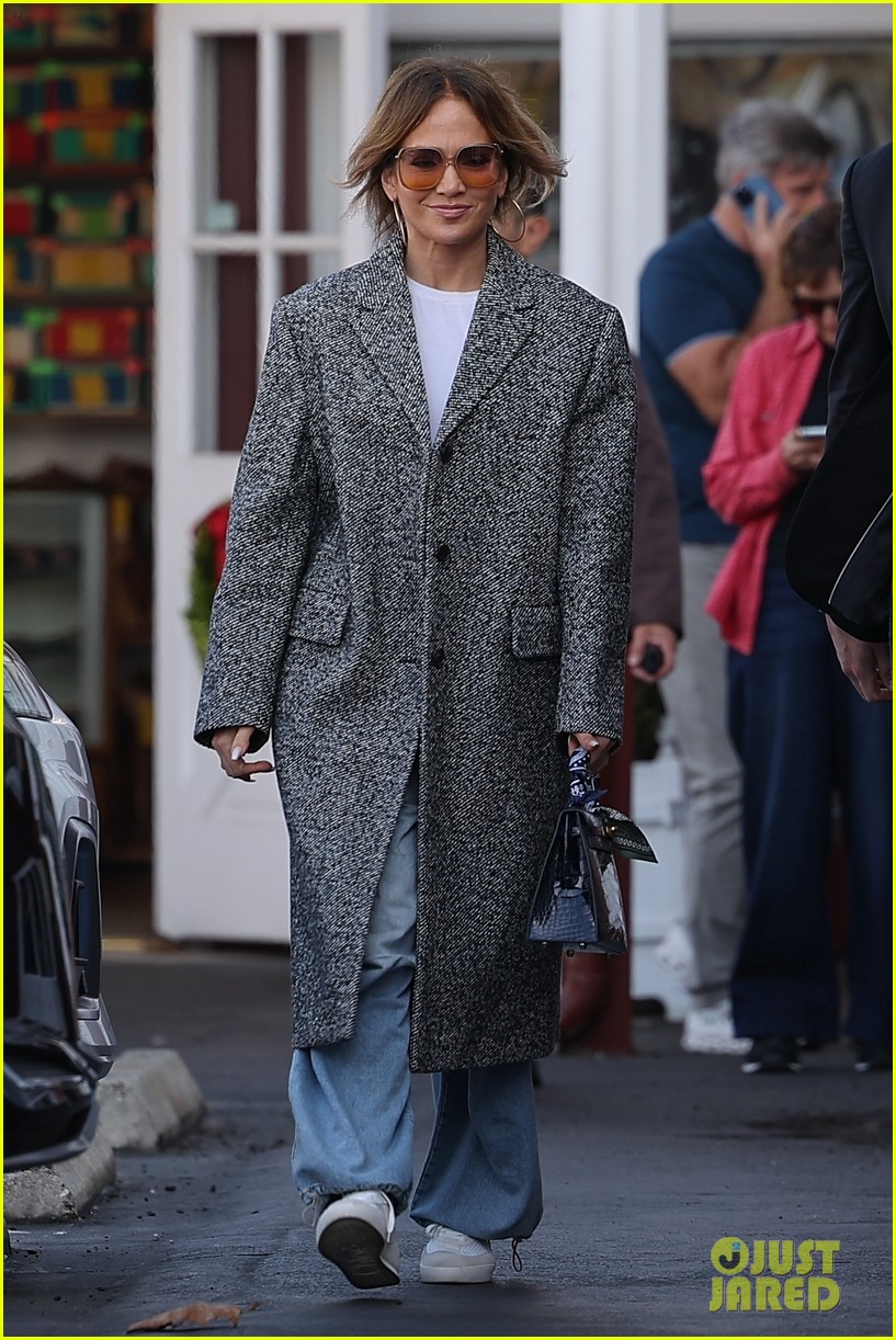 Jennifer Lopez Looks Chic While Completing Some Last-Minute Holiday ...