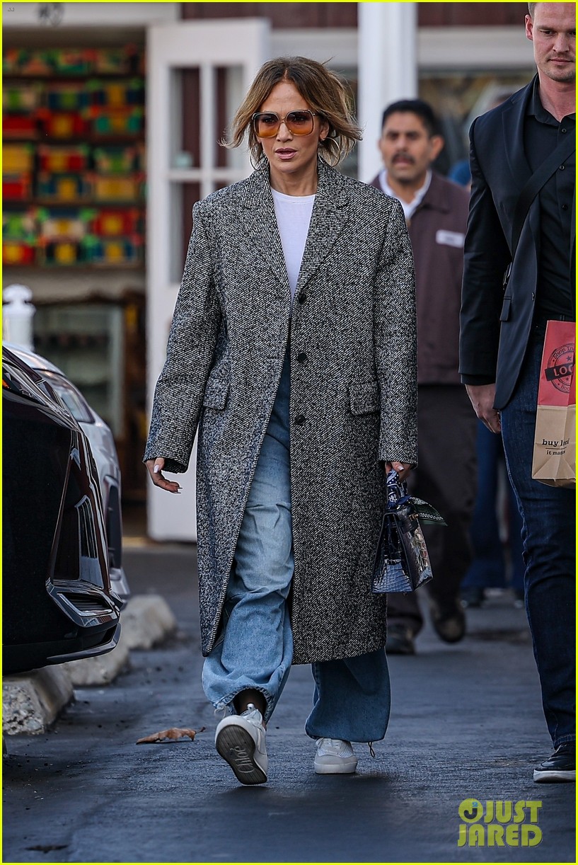 Jennifer Lopez Looks Chic While Completing Some Last-Minute Holiday ...