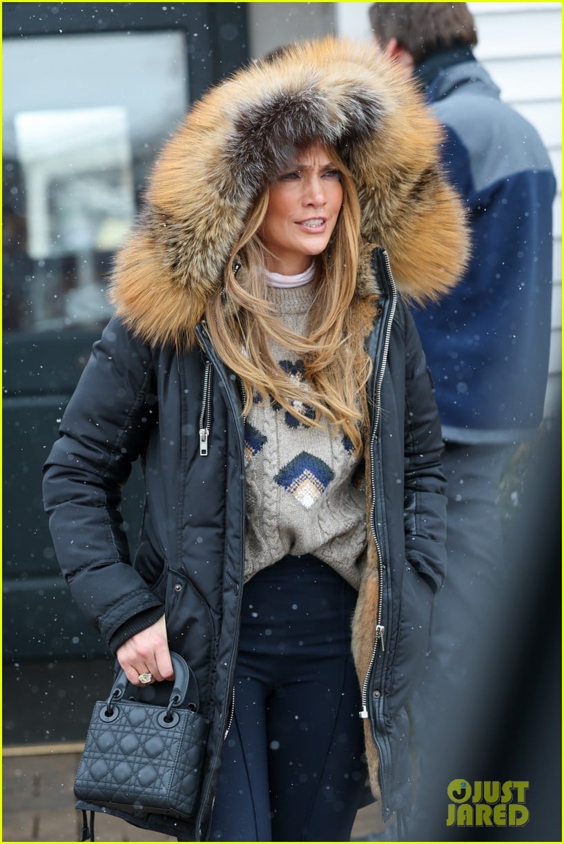 Photo: jennifer lopez christmas in aspen 19 | Photo 5110561 | Just ...