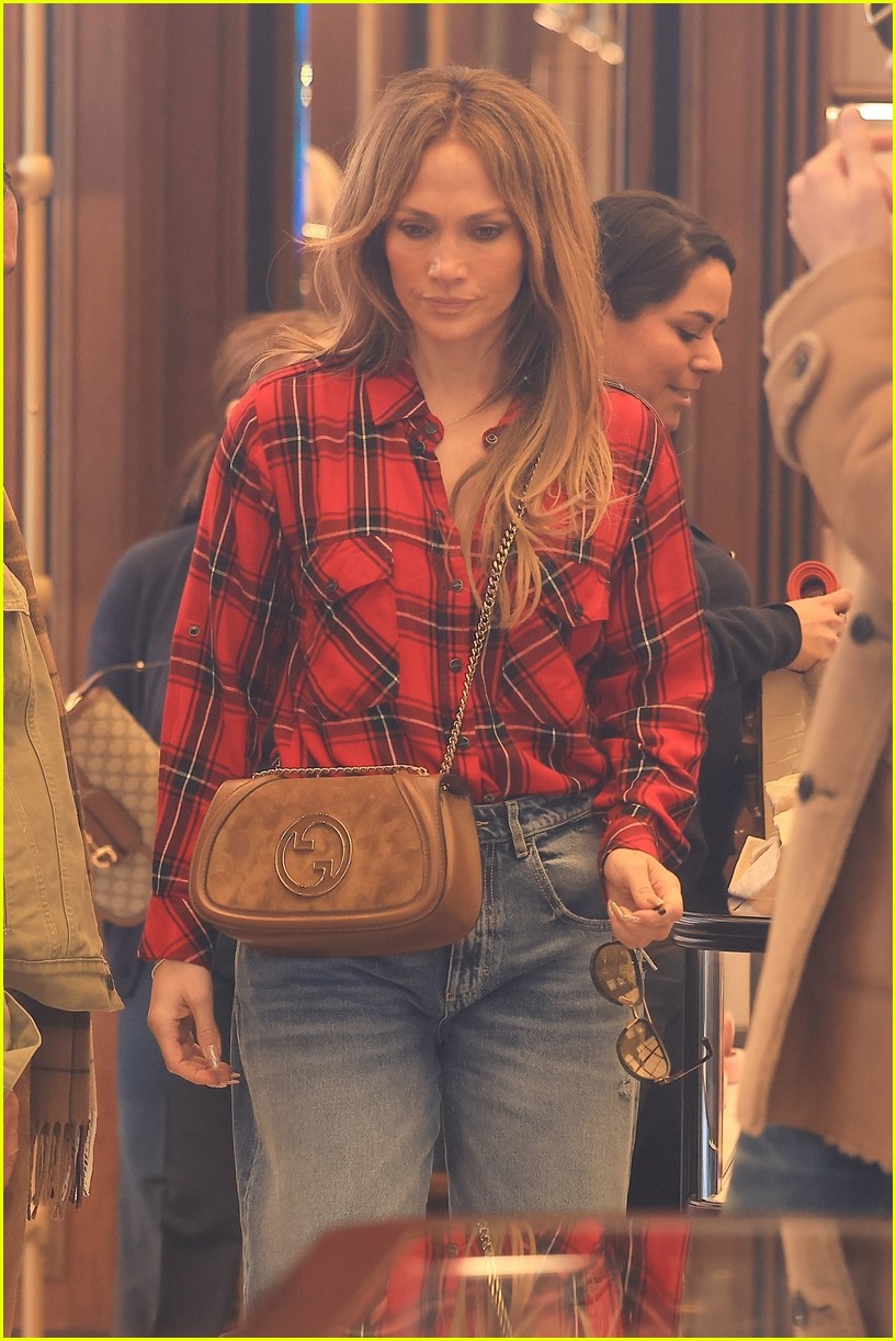 Photo: jennifer lopez mariah carey shopping aspen christmas eve 02 ...