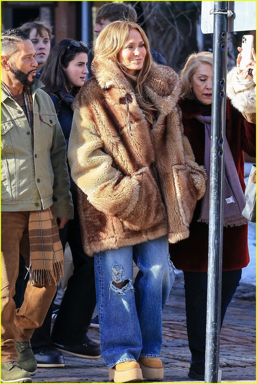 Photo: jennifer lopez mariah carey shopping aspen christmas eve 08 ...