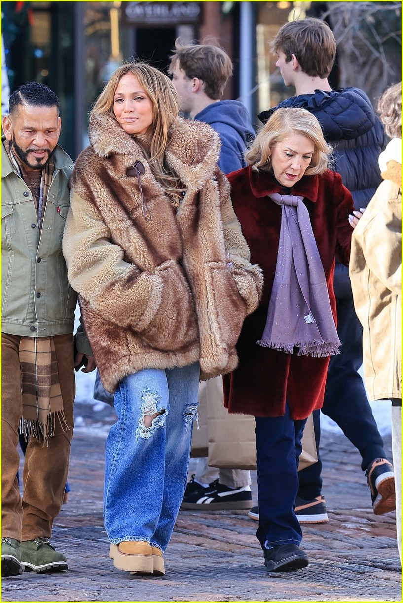 Photo: jennifer lopez mariah carey shopping aspen christmas eve 26 ...