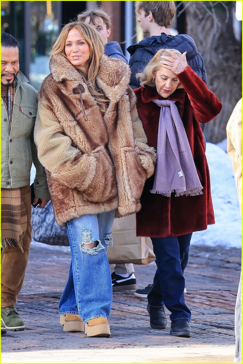 Photo: jennifer lopez mariah carey shopping aspen christmas eve 27 ...