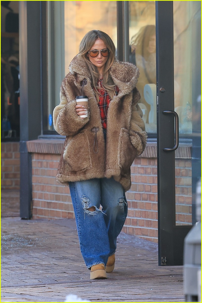 Photo: jennifer lopez mariah carey shopping aspen christmas eve 32 ...