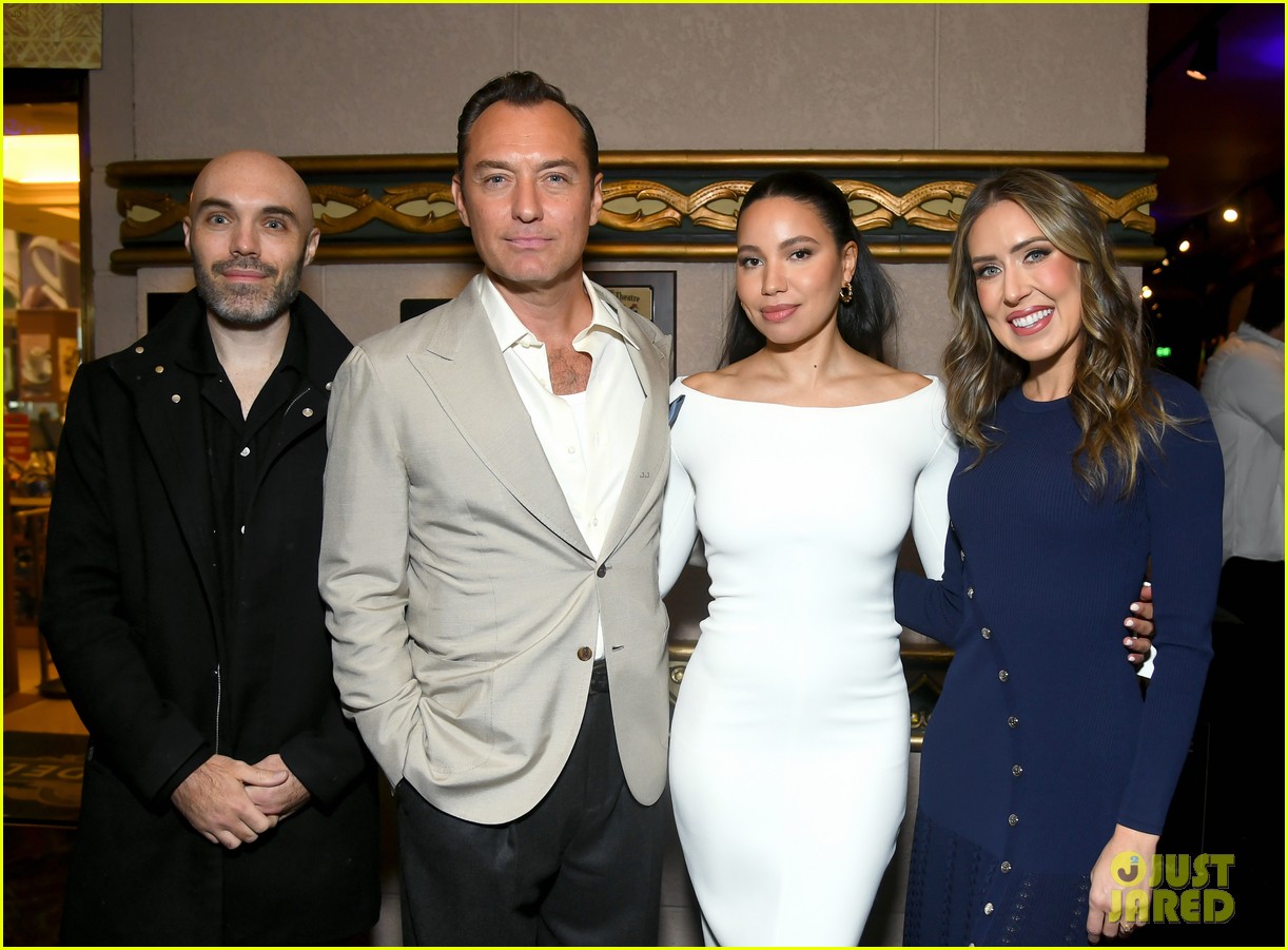 Jude Law Makes Rare Red Carpet Appearance With Daughter Iris & Son Raff ...