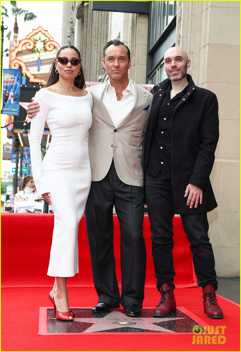 Jude Law Makes Rare Red Carpet Appearance With Daughter Iris & Son Raff ...