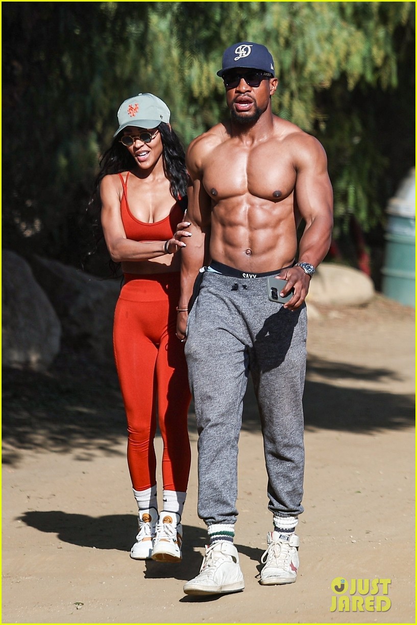 Jonathan Majors Goes Shirtless, Bares Ripped Body on Hike with Fiancee ...
