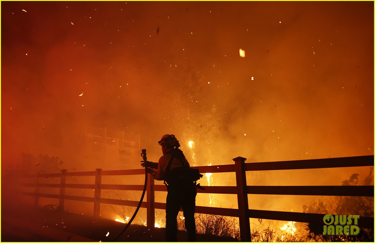 Malibu Franklin Fire Prompts Evacuations, Many Celebrity Homes Under ...