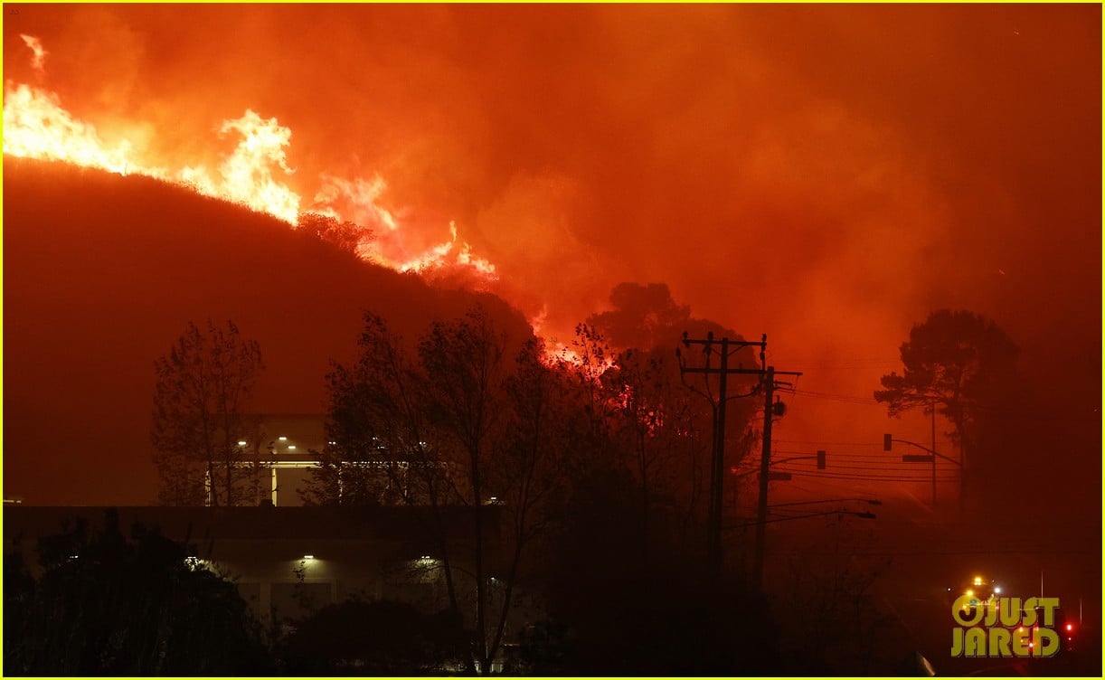 Photo: malibu franklin fire evacuations 14 | Photo 5105453 | Just Jared ...